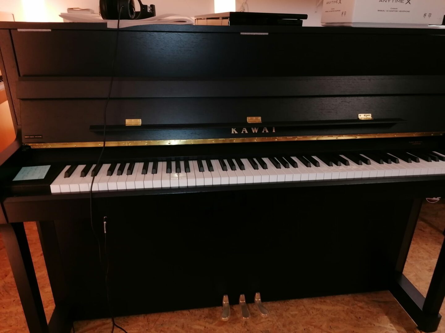 11) KAWAI E 200 , schwarz matt – Piano Mertens